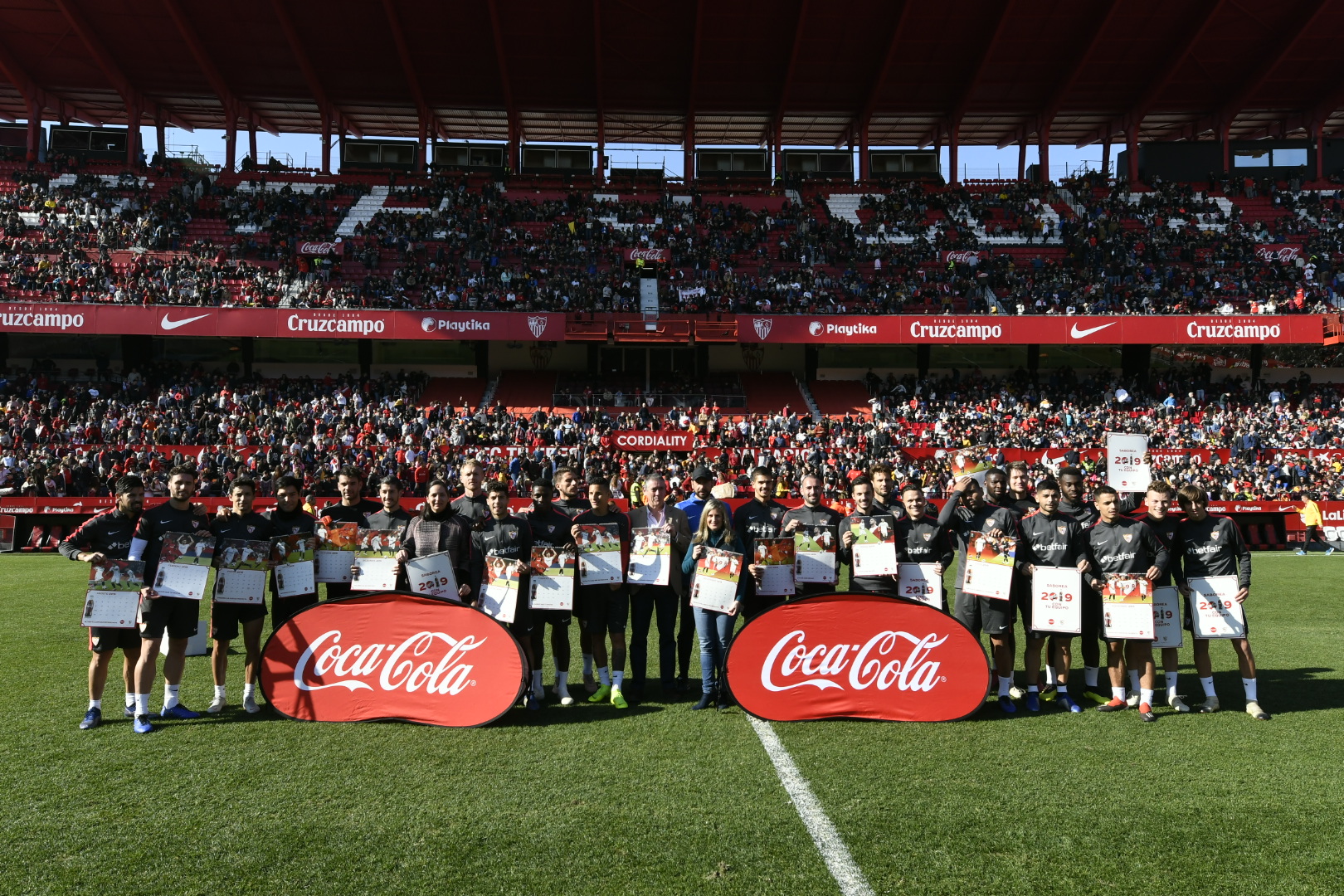 EL SEVILLA FC Y COCA-COLA PRESENTARON SU CALENDARIO 2019 | Sevilla FC