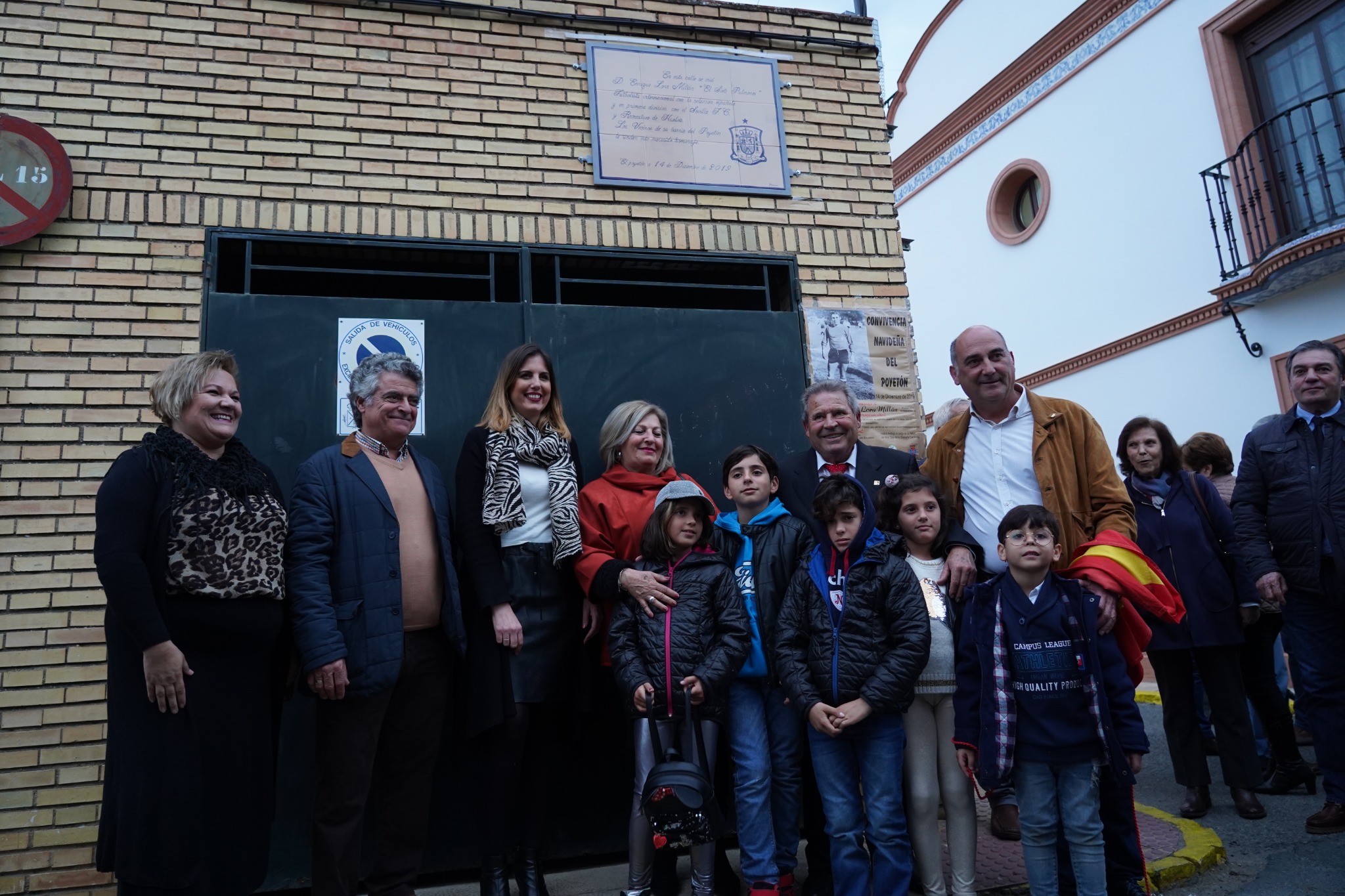 LA PUEBLA DEL RÍO HOMENAJEA A ENRIQUE LORA DESCUBRIENDO UN AZULEJO EN ...