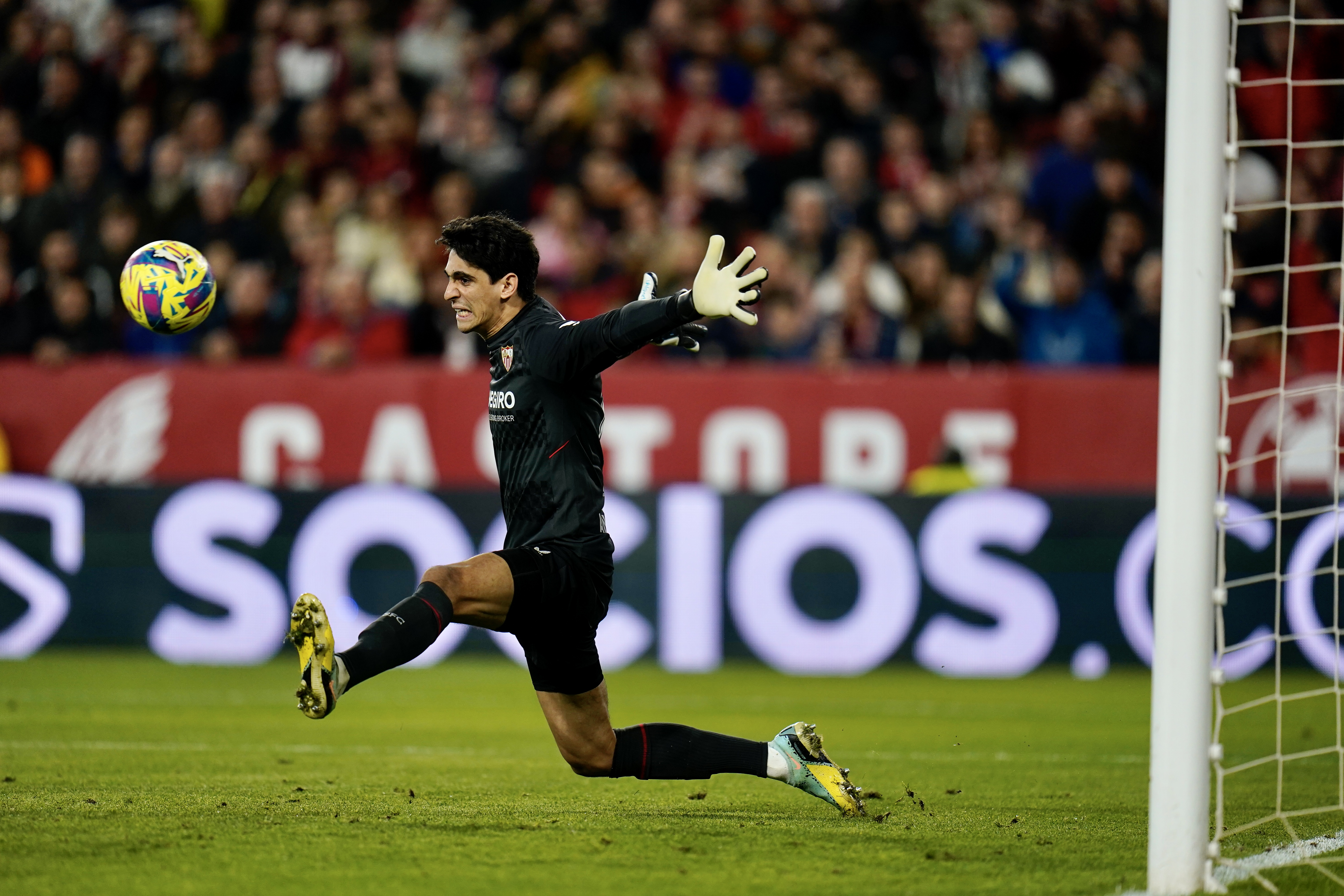 BONO SE METE ENTRE LOS CINCO ASPIRANTES A PORTERO 'THE BEST' DE LA FIFA ...